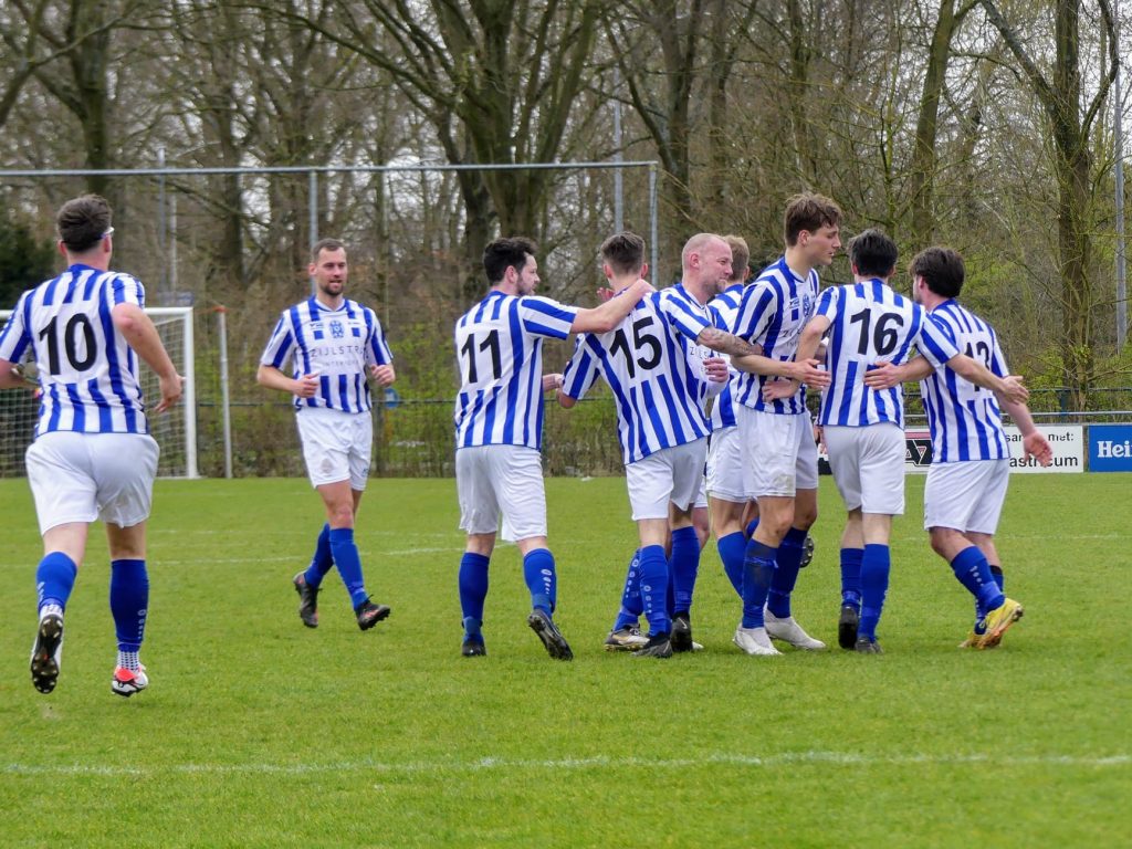 EVEN IN HET ZONNETJE FC CASTRICUM 2 “ZE FLIKKEN HET WEER” | FC Castricum
