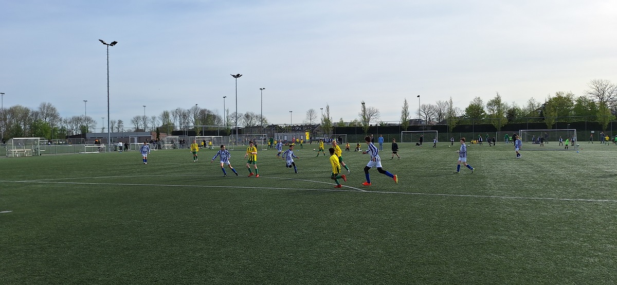 JO12-1 SCHIET UIT DE STARTBLOKKEN IN HET LAATSTE BLOK VAN DE COMPETITIE ...